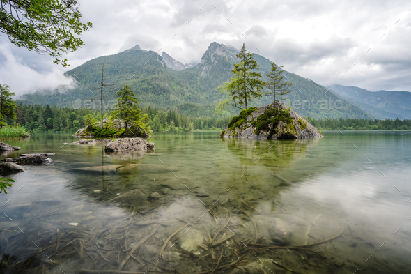 Hintersee Lake with reflection of Watzmann mountain peaks. Ramsau ...