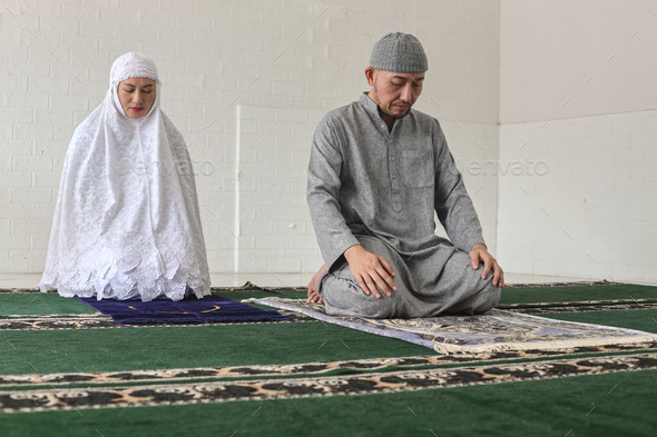 Muslim couple pray salat at mosque Stock Photo by Queenmoonlite35 ...