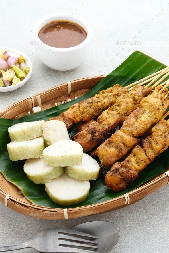 Sate Ayam (Chicken satay) with peanut sauce and lontong (rice cake ...