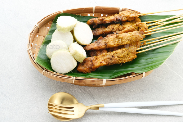 Sate Ayam (Chicken satay) with peanut sauce and lontong (rice cake ...