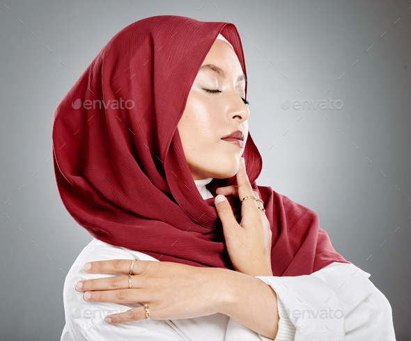 Beautiful muslim woman posing in a studio wearing a hijab. Headshot of ...