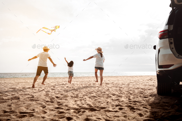 Happy Family with car travel road trip. summer vacation in car Stock ...