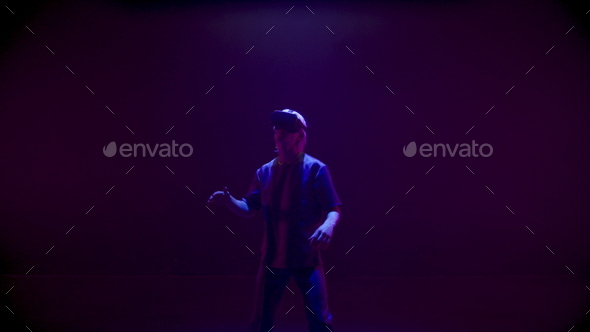 Vr player dancing neon lights room. Happy gamer enjoying metaverse ...