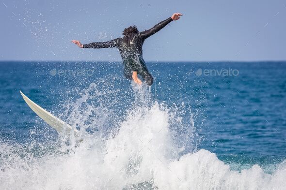 Surfer riding a point break waves and being wipeout in Jeffreys Bay ...