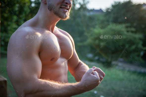 Bodybuilding Model poses showing his muscles during a training session ...