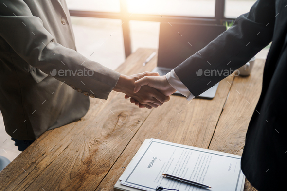 Business people shaking hands to congratulate success. Business ...