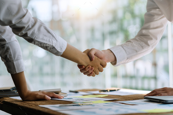 Business people shaking hands to congratulate success. Business ...