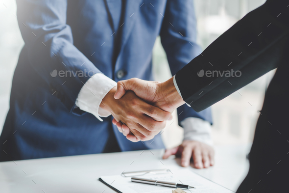 Business people shaking hands to congratulate success. Business ...