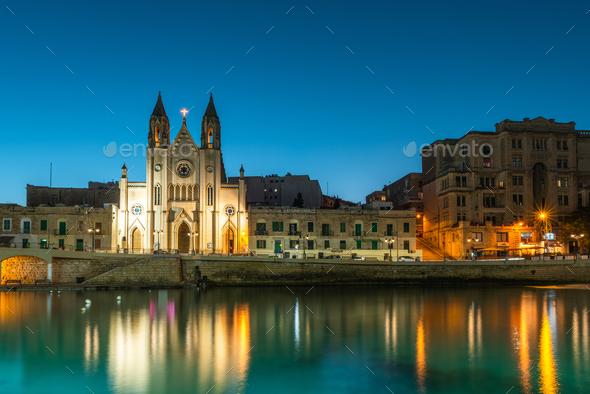 Illuminated Balluta parish church in Balluta bay, Malta Stock Photo by ...