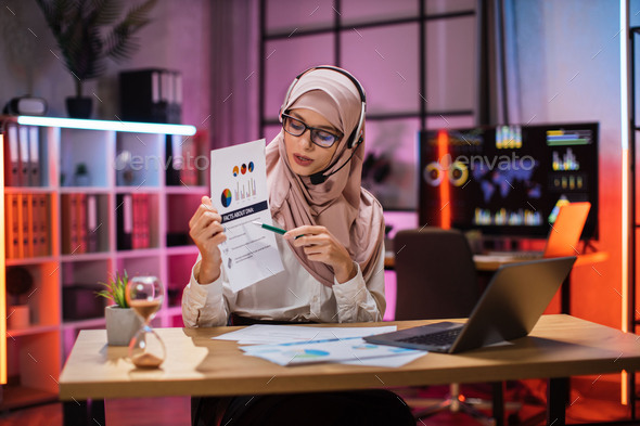 Experienced financial expert office worker muslim woman in hijab ...