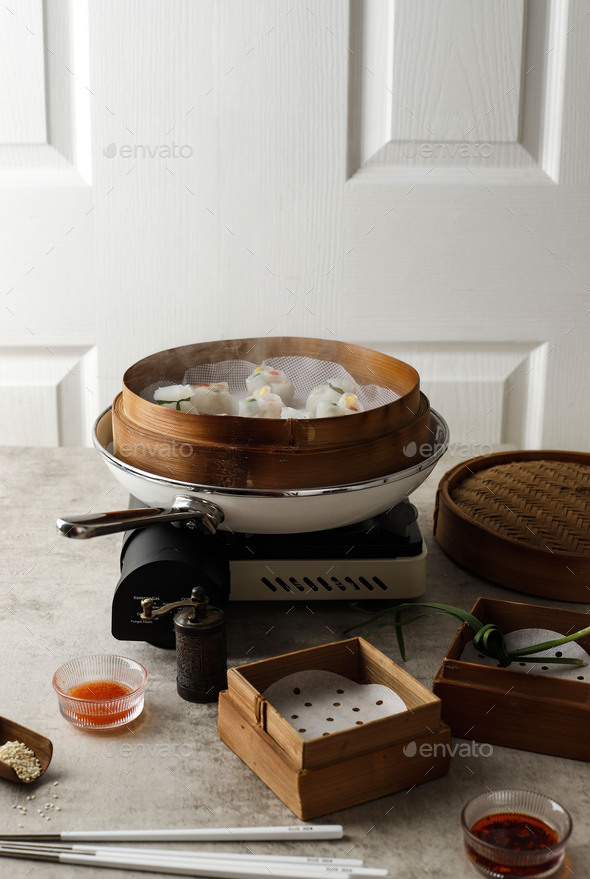 Steaming and Hot Chinese Dumplings (Dimsum) in Bamboo Steamer Stock ...