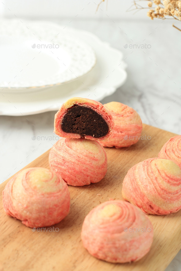 Thousand Layer Mooncake, Pastry Style Mooncakes Filled with Sweetened ...