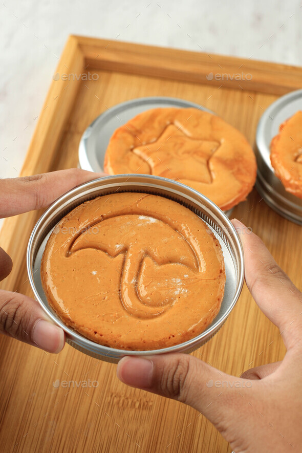 Circle Stamped Candy Dalgona Ppopgi or Bbopgi, Korean Traditional ...