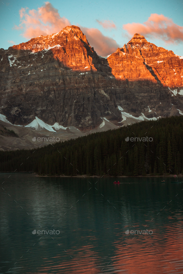 Vertical shot of the Moraine lake and scenic mountains in Banff ...