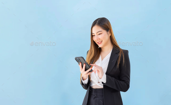 Asian businesswoman,Happy Asian woman texting on a phone standing ...