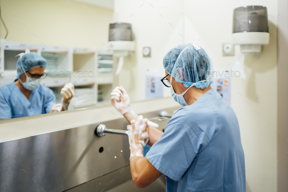 Male surgeon washing up before entering the operating room Stock Photo ...