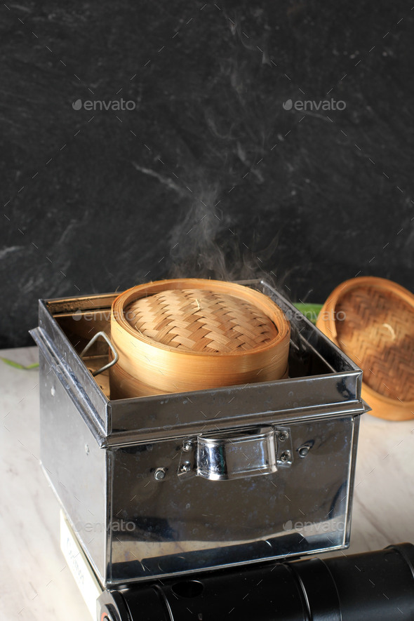 Steaming and Hot Chinese Dumplings (Dimsum) in Bamboo Steamer Stock ...