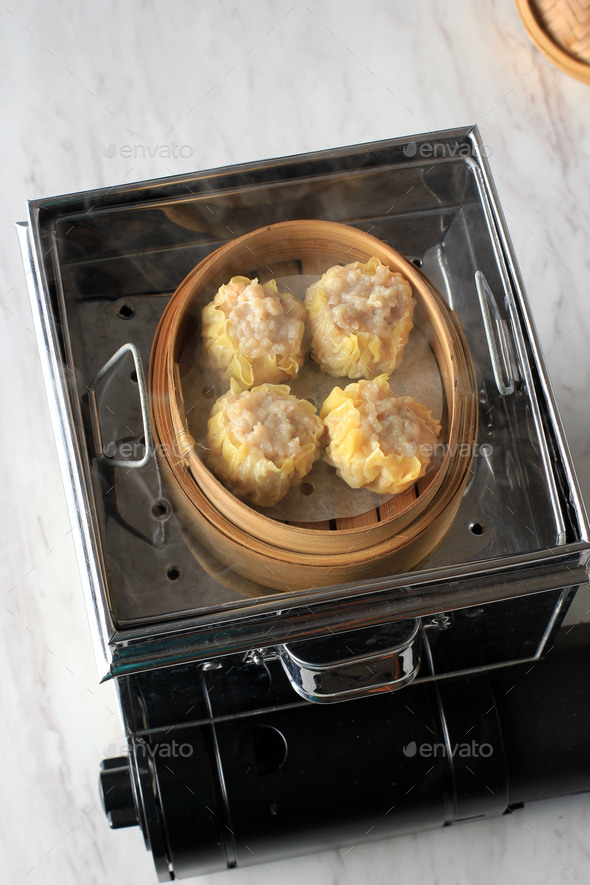 Steaming and Hot Chinese Dumplings (Dimsum) in Bamboo Steamer Stock ...