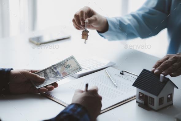 Real estate agents explain models of housing estates in projects to ...