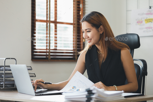 Asian women working in the office, young Asian business women as ...