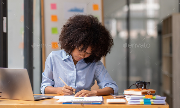 Accountant Young african businesswoman in afro hairstyle Using ...