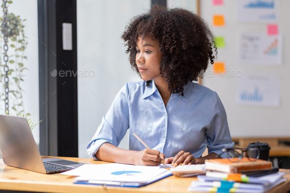 Accountant Young african businesswoman in afro hairstyle Using ...