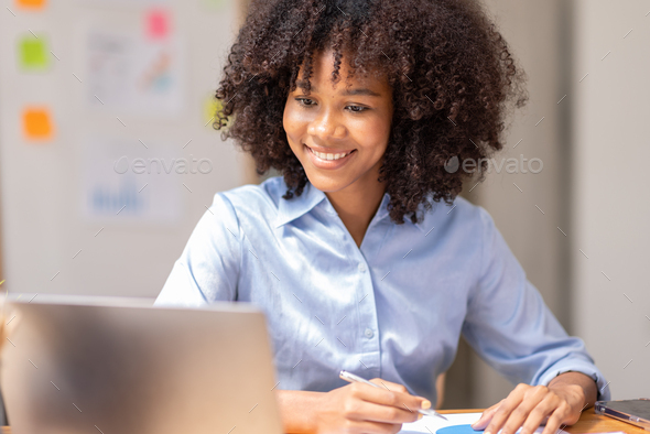 Accountant Young african businesswoman in afro hairstyle Using ...