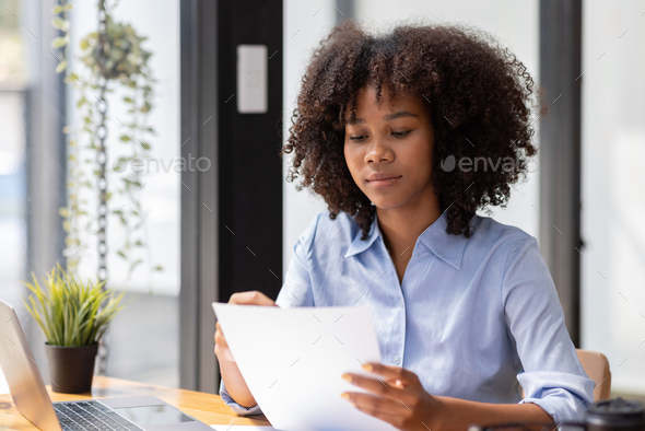 Accountant Young african businesswoman in afro hairstyle Using ...