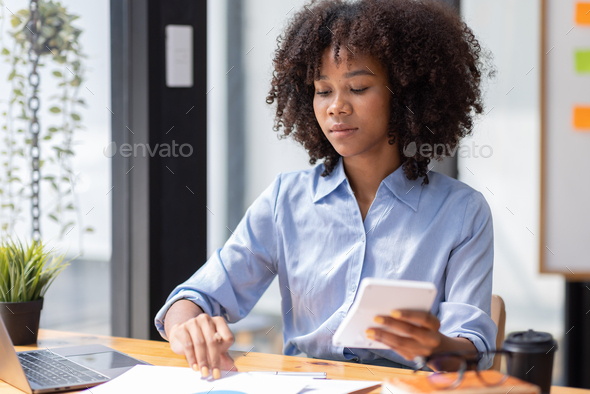 Accountant Young african businesswoman in afro hairstyle Using ...