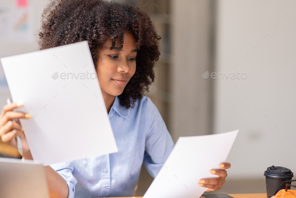 Accountant Young african businesswoman in afro hairstyle Using ...