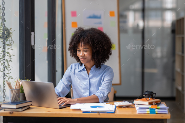 Accountant Young african businesswoman in afro hairstyle Using ...