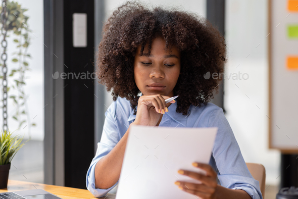 Accountant Young african businesswoman in afro hairstyle Using ...