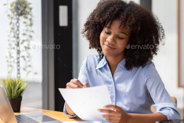 Accountant Young african businesswoman in afro hairstyle Using ...
