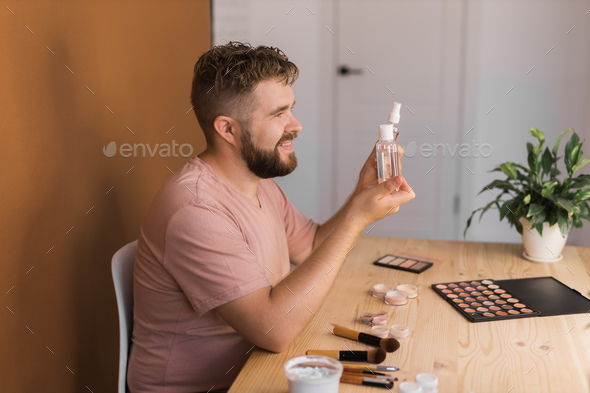 Man recording video vlog while applying cosmetics or explore cosmetic ...