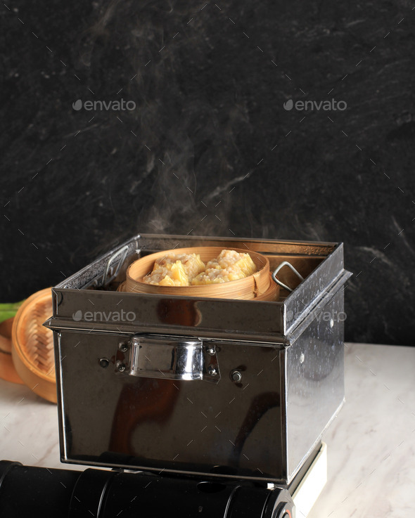 Steaming and Hot Chinese Dumplings (Dimsum) in Bamboo Steamer Stock ...