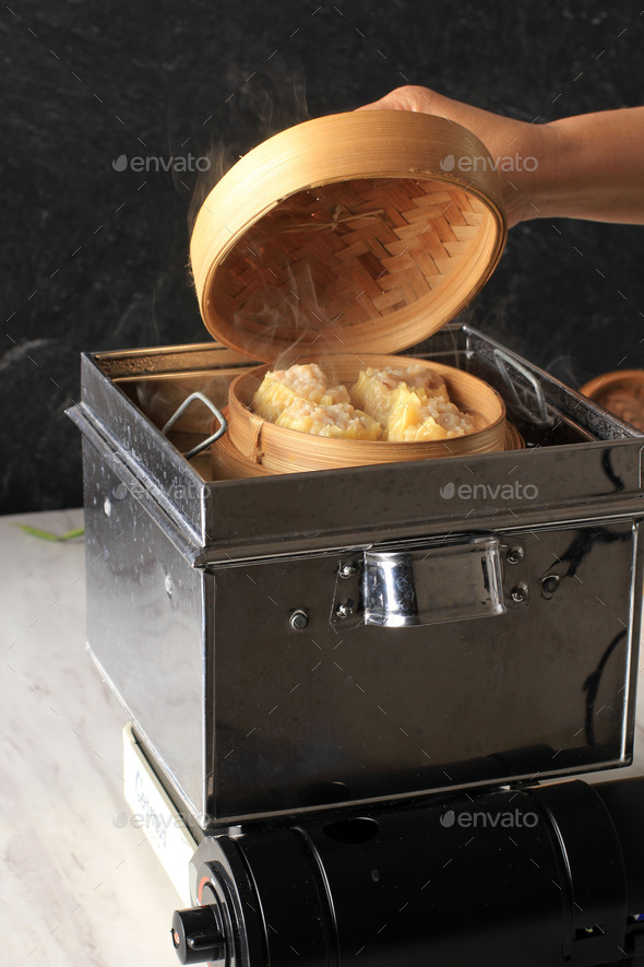 Steaming and Hot Chinese Dumplings (Dimsum) in Bamboo Steamer Stock ...