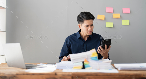 Mad crazy man employee sitting in office workplace with sticky notes ...