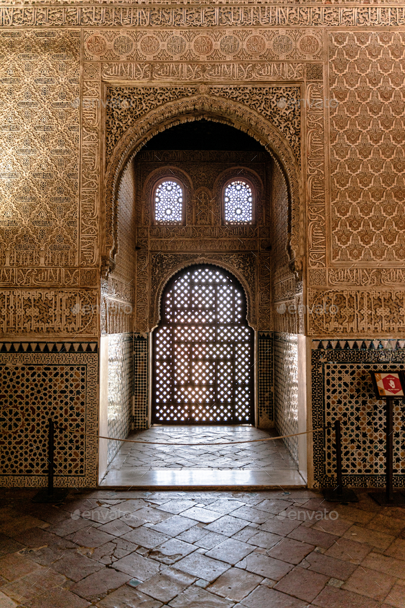 Vertical shot of the interior design of the Alhambra Palace in Granada ...