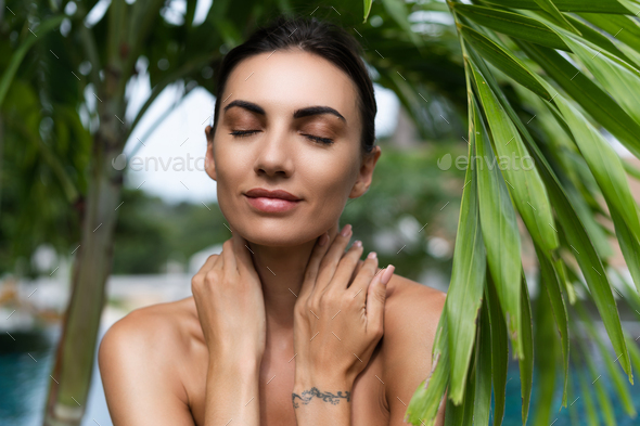 Beauty portrait, soft skin. Female model with natural make-up and ...