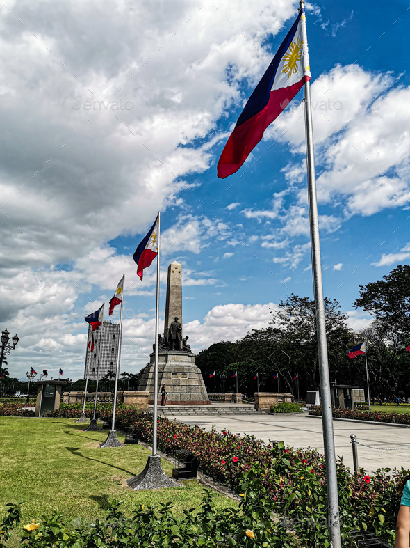 Vertical shot of the Rizal monument at the Rizal (Luneta Park) in ...