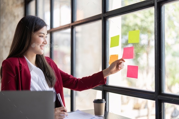 Sticky note paper reminder schedule board, Business woman accountant ...