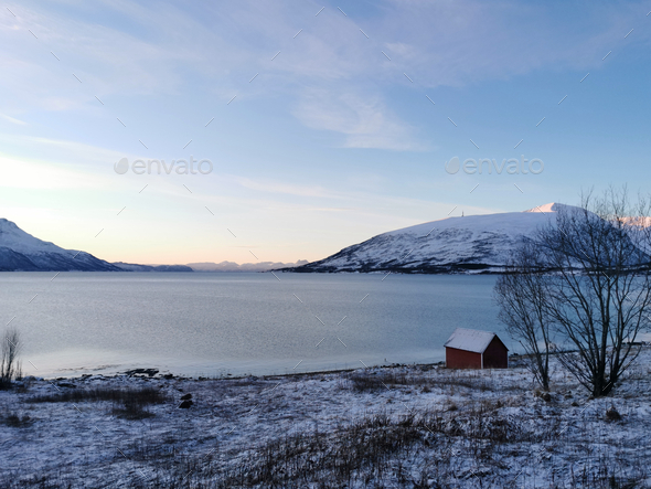 Beautiful scenery of sunset at Straumsbukta, Kvaloya Island, Tromso ...