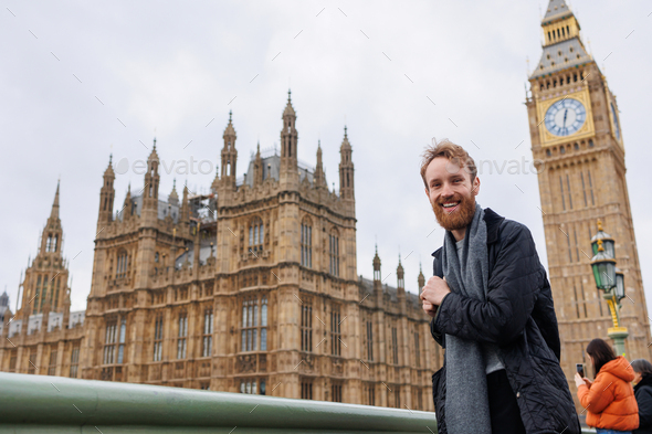 Happy 30s man with backpack in front of Big Ben in central London Stock ...