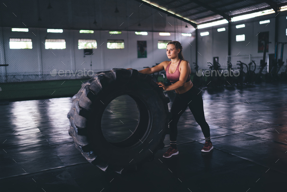 strong female athlete training during intensive crossfit Stock Photo by ...