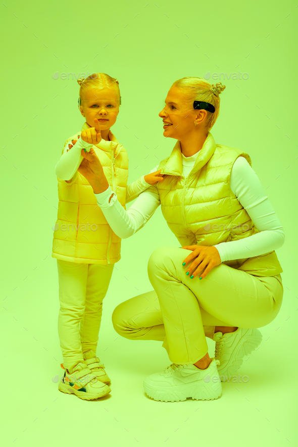 Wearable technology concept. Young woman with her little daughter in a ...