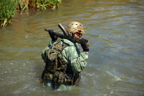 Full military experience - One day commando - running through the water ...