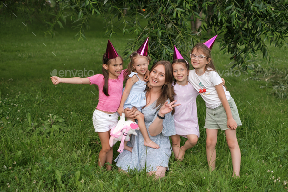 Mom of many kids with daughters is photographed on birthday of youngest ...