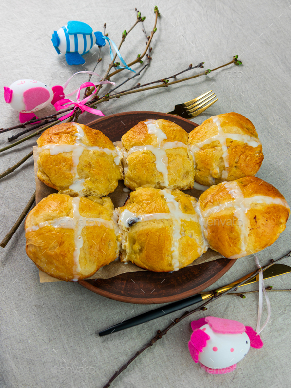 Hot cross buns on plate linen cloth Easter eggs table Traditional sweet ...
