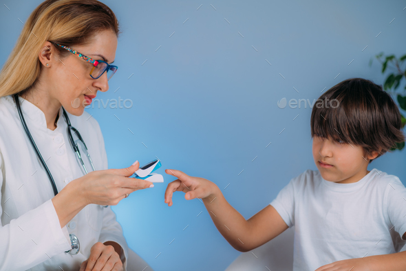 Pulmonology pediatrician measuring blood oxygen levels with pulse ...