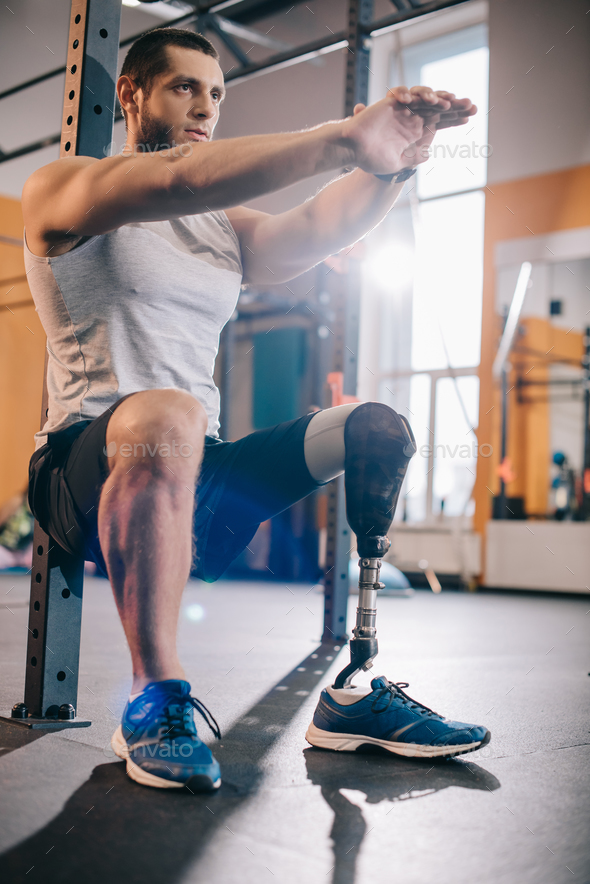 handsome young sportsman with artificial leg working out at gym Stock ...
